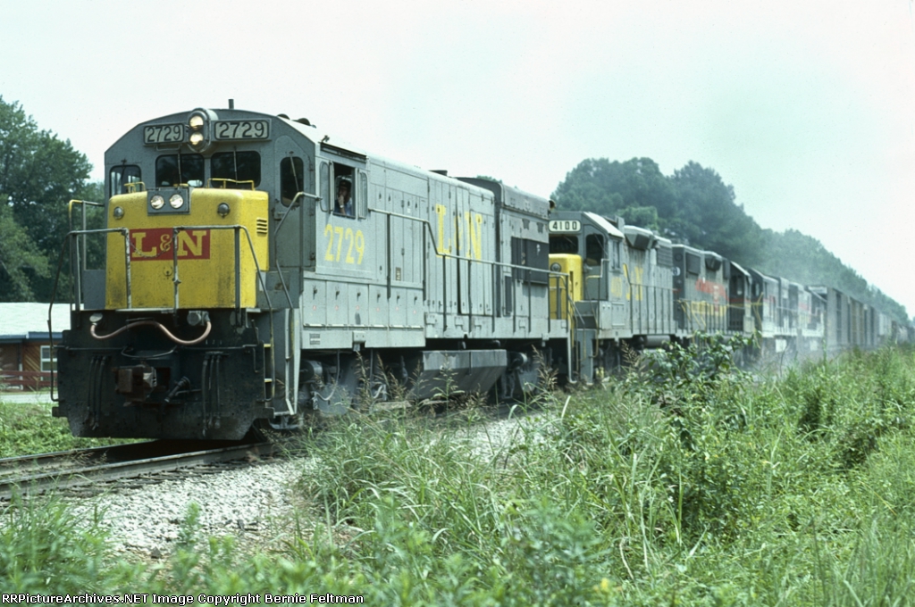 Louisville & Nashville U23B #2729, leading SCL train #342 northbound,